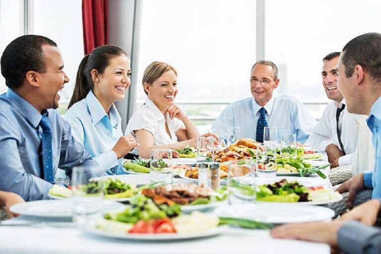 What Is a Lunch Meeting? Meaning, Purpose - Tradeizze